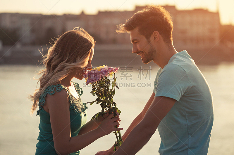 女朋友男人男性仅成年人都市风景花束青年人青年男人深情的女人图片素材下载 稿定素材